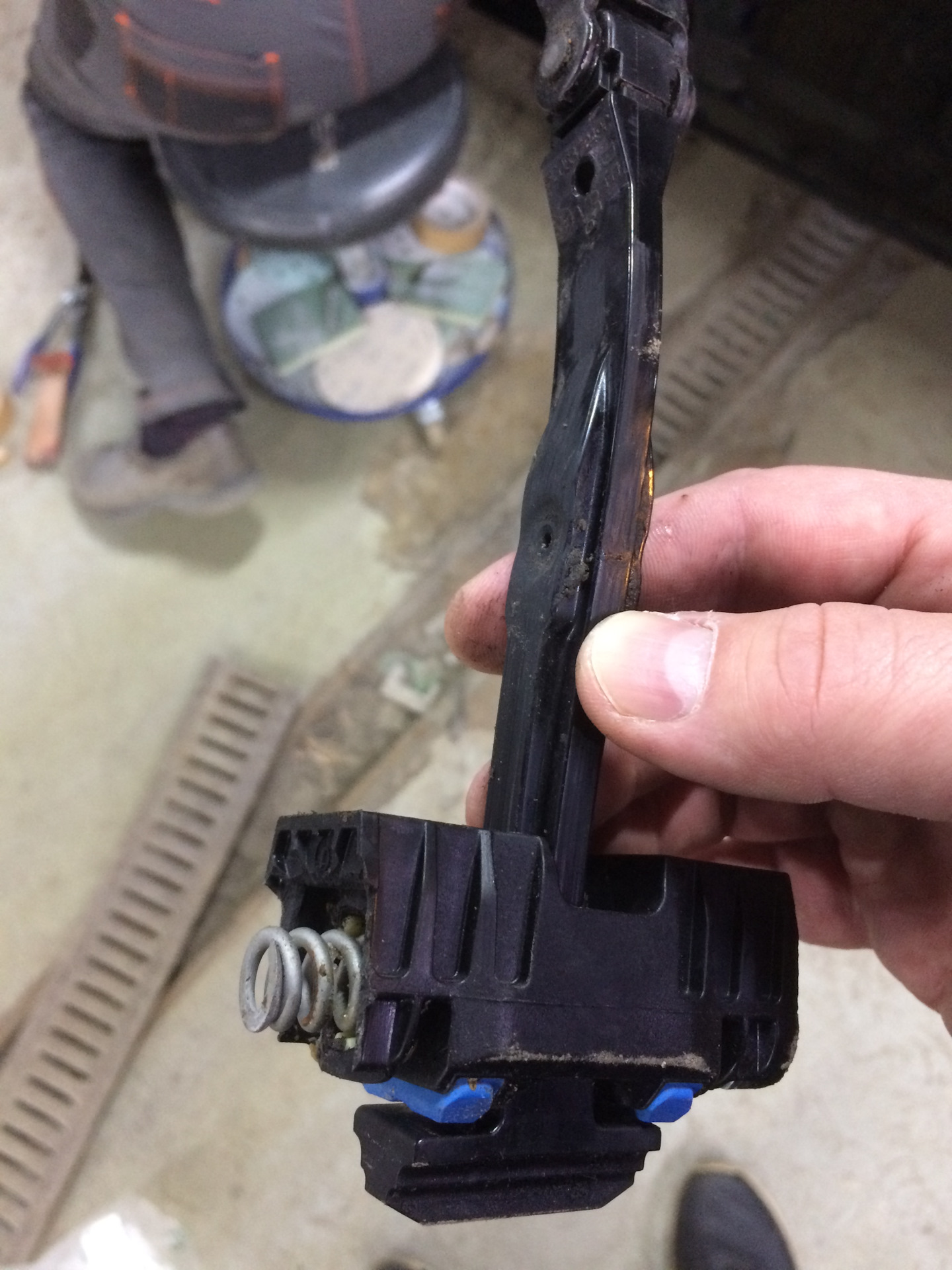 Ограничитель открывания передней двери — Volkswagen Golf Mk7, 1,6 л ...