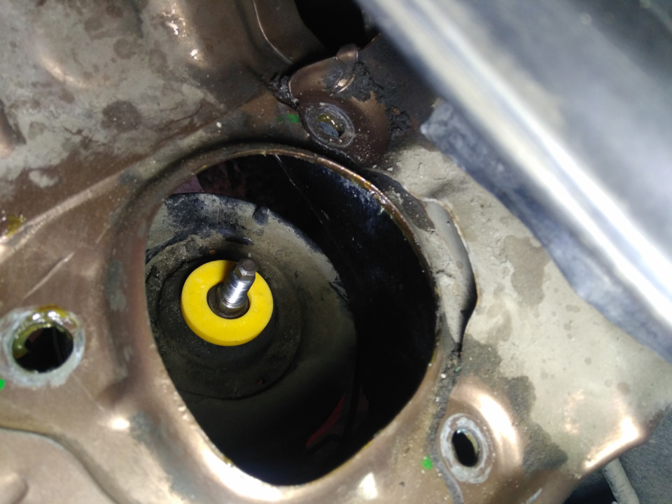 Замена правой опоры амортизатора. — Geely Emgrand X7, 2 л, 2014 года ...