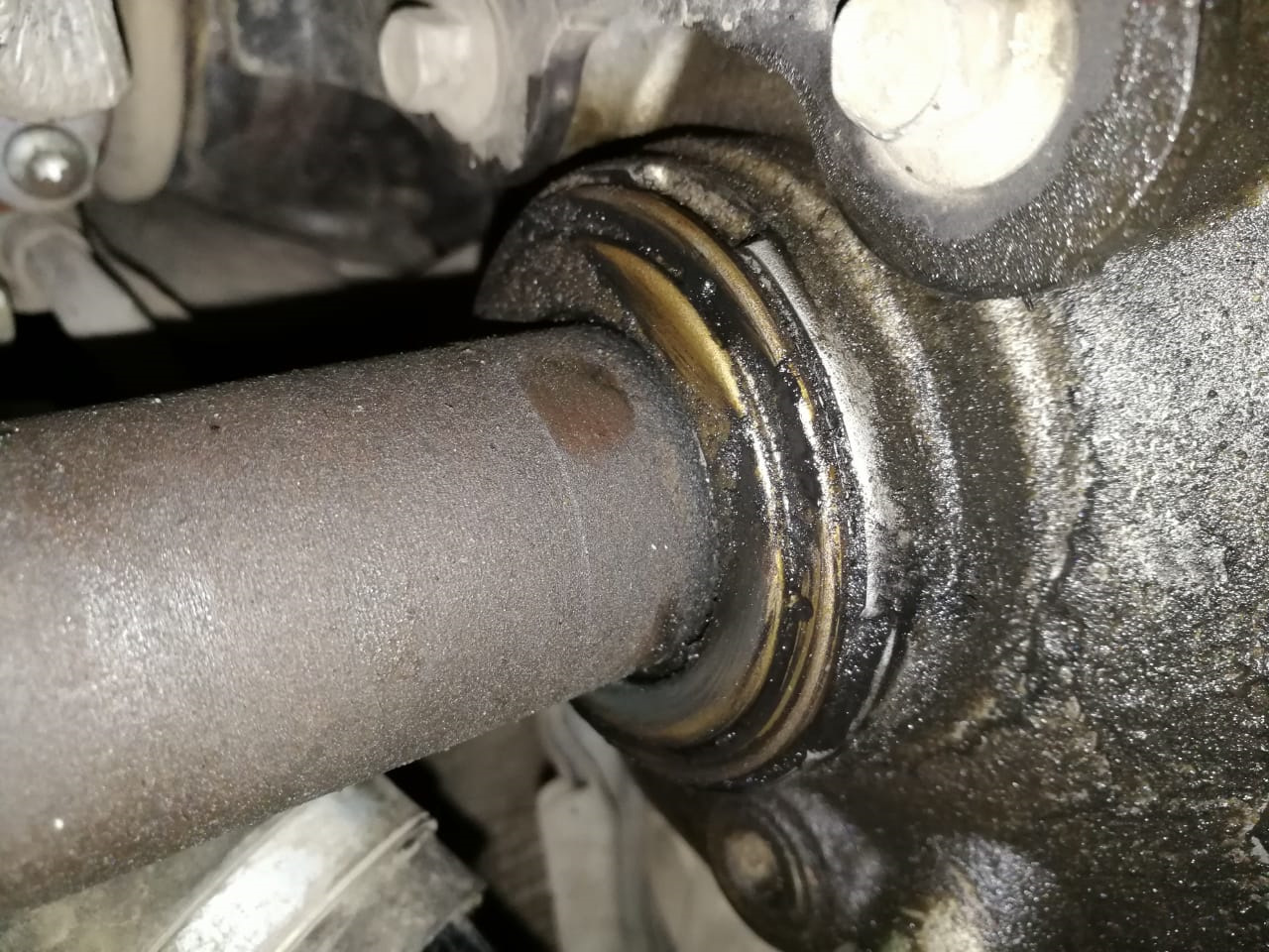 Замена сальника переднего правого привода (редуктора) — Ford Kuga (2G ...