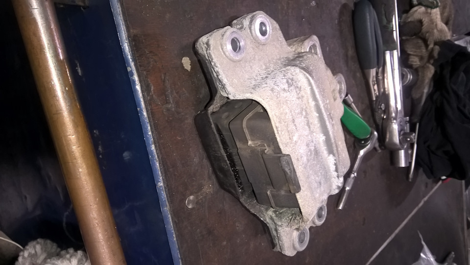 Замена подушки КПП — Skoda Superb Combi (Mk2), 2 л, 2011 года ...