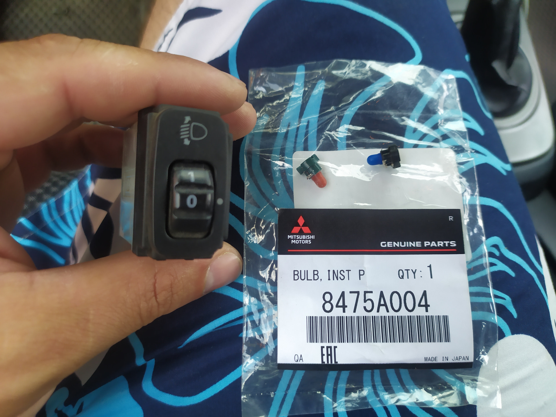 Замена ламп салонных кнопок. Ремонт клавиши попогрея. — Mitsubishi ...