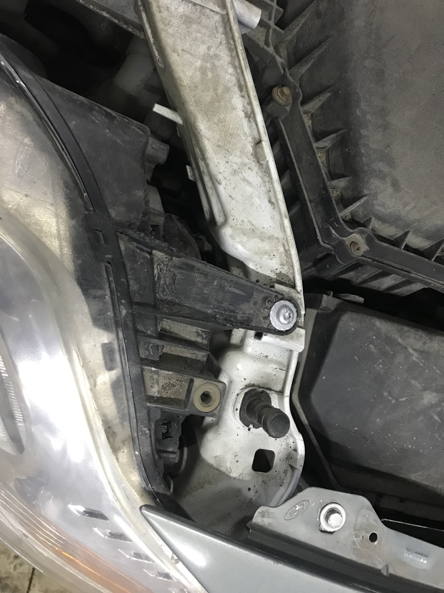 Замена переднего левого крыла — Ford Mondeo IV, 2 л, 2012 года ...