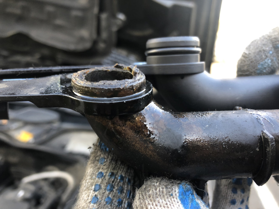 Потеет/затягивает лобовое стекло в салоне w211, меняем патрубок ...