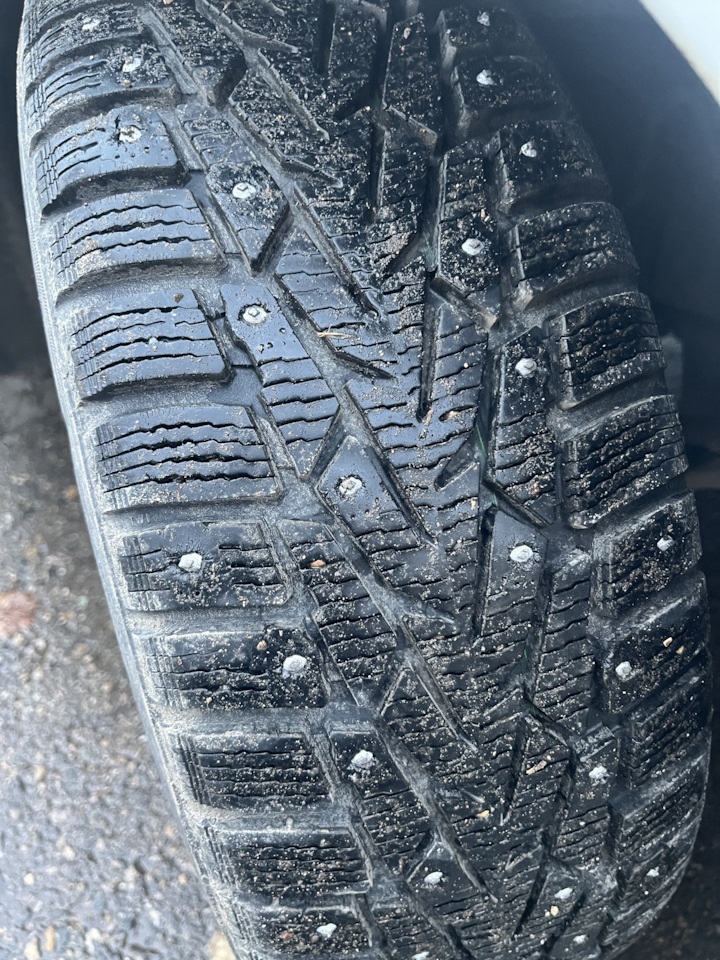 Шины зимние шипованные Nokian 205/65 R15, литые диски Toyota 6,5Jx15 ...
