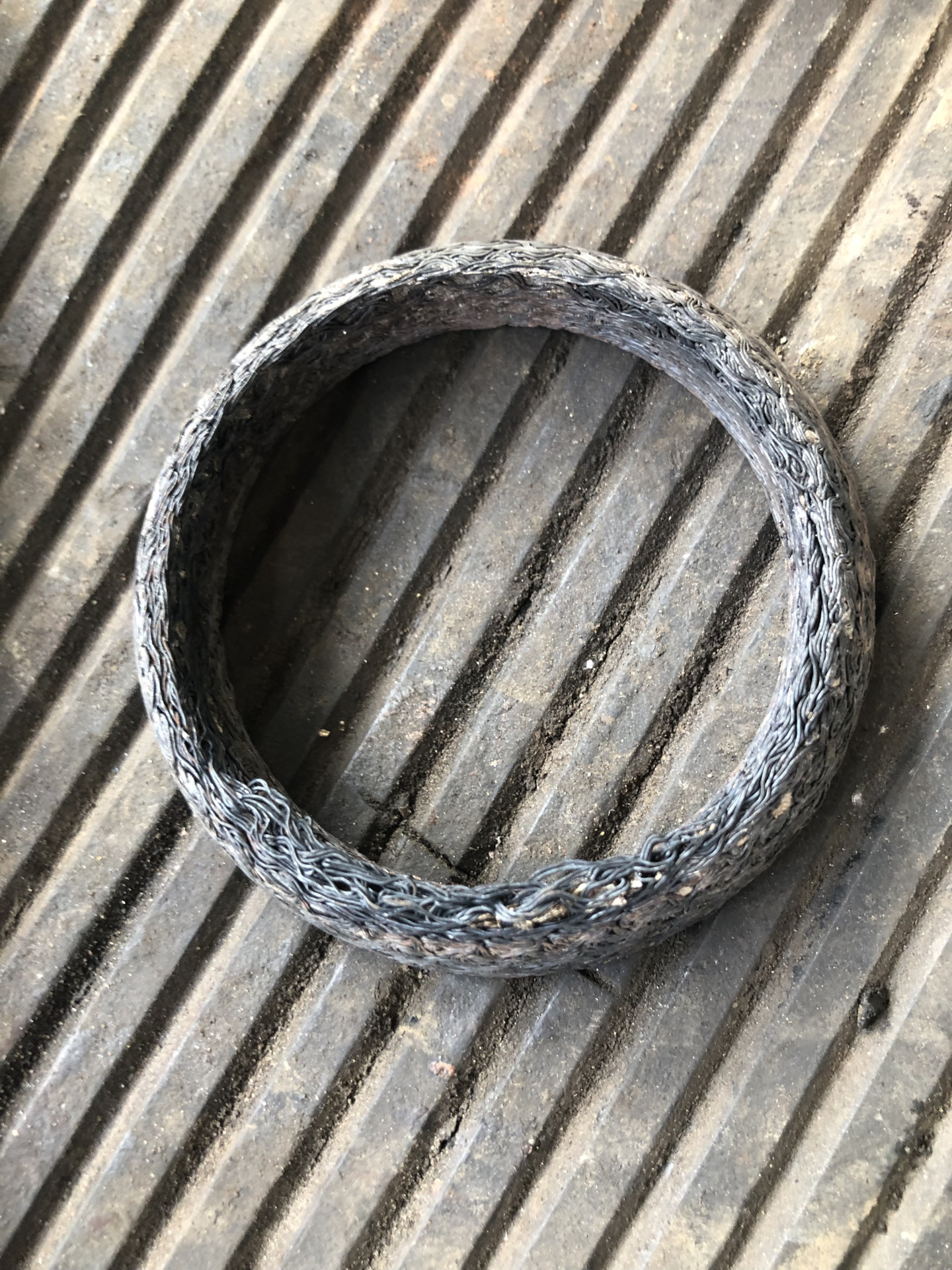 Замена уплотнительных колец приёмной трубы глушителя — Toyota Corolla ...