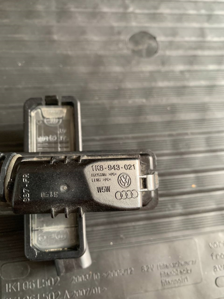 1K8943021 Фонарь освещения номерного знака VAG | Запчасти на DRIVE2