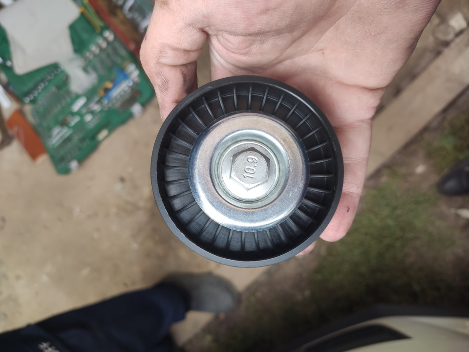 Замена обводного ролика. — Volkswagen Tiguan (1G), 1,4 л, 2013 года ...