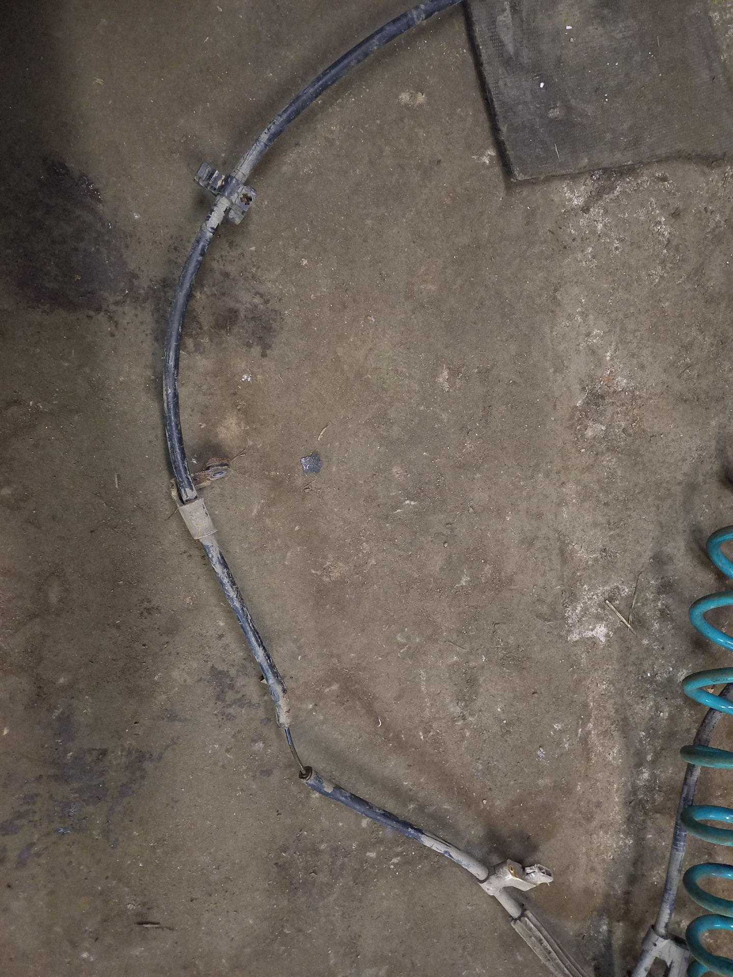 Замена троса стояночного тормоза — Ford Focus Sedan III, 1,6 л, 2011 ...