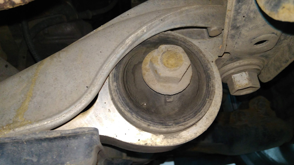 #39. Замена задних сайлентблоков переднего рычага — Lexus IS II, 2,5 л ...