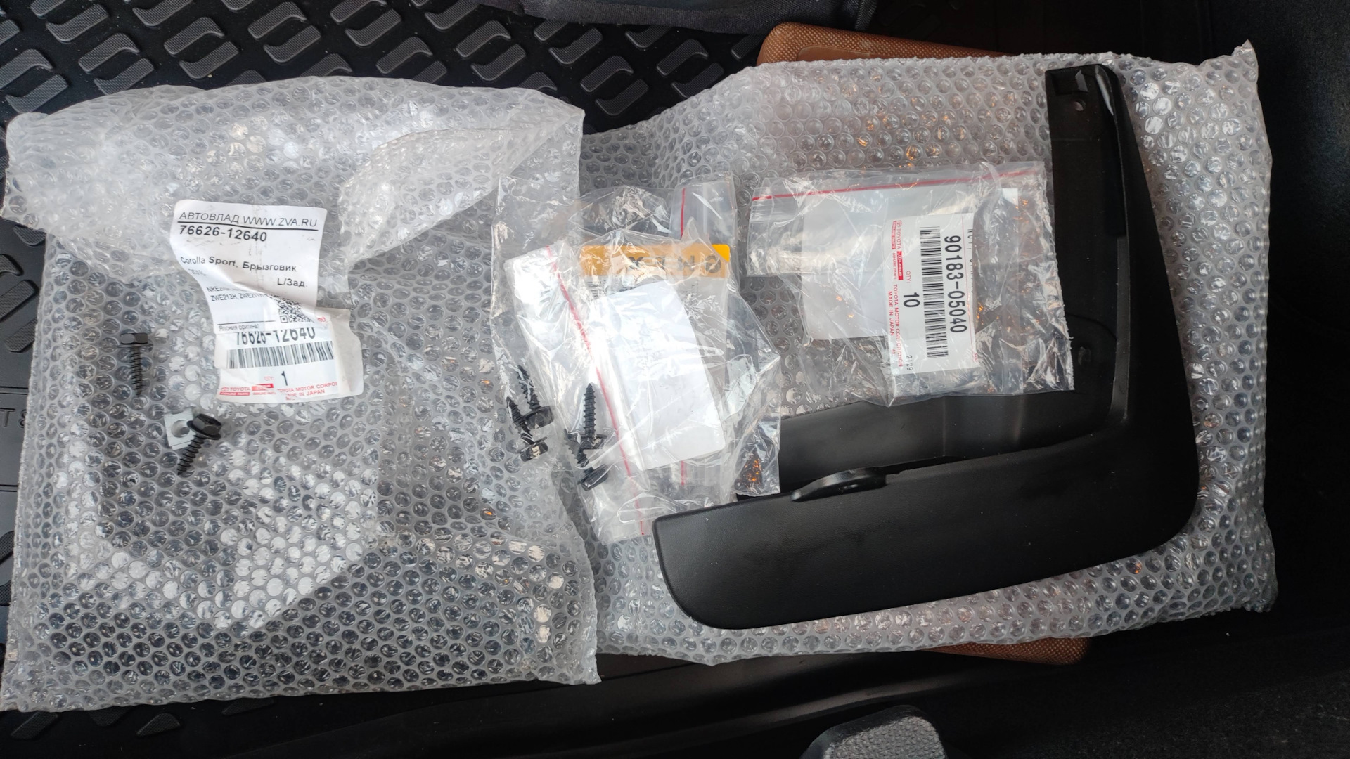 Установка задних брызговиков — Toyota Corolla Sport G, 1,2 л, 2019 года ...