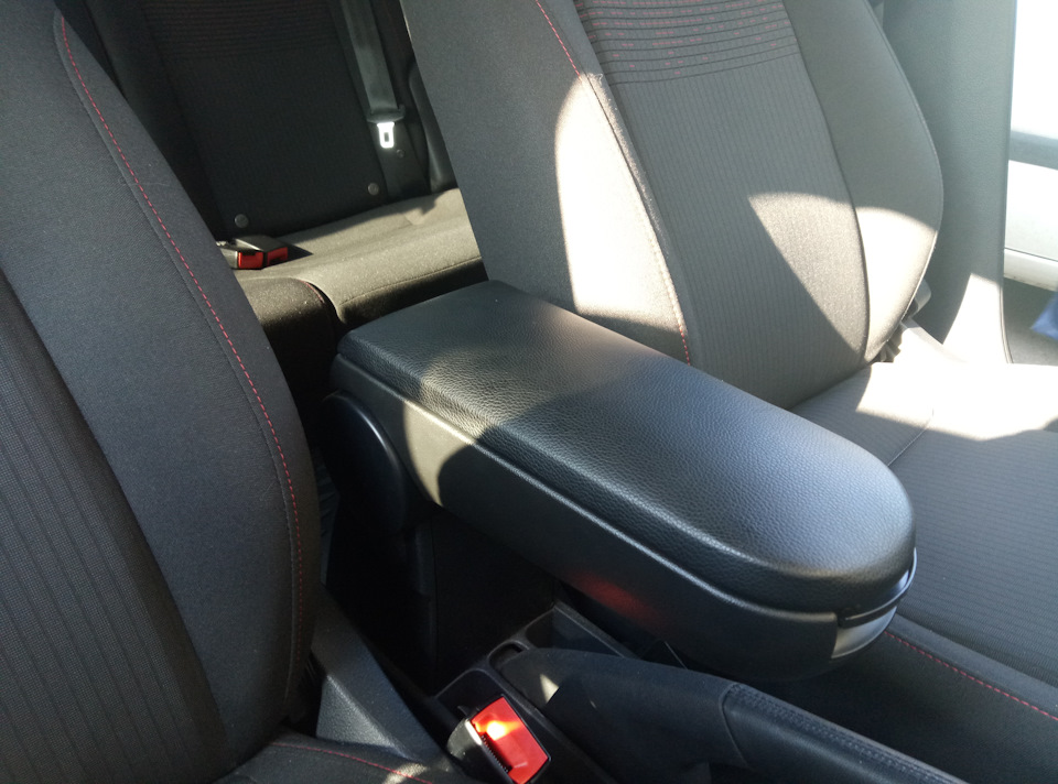Новая крышка подлокотника. — Volkswagen Polo Sedan, 1,6 л, 2017 года ...