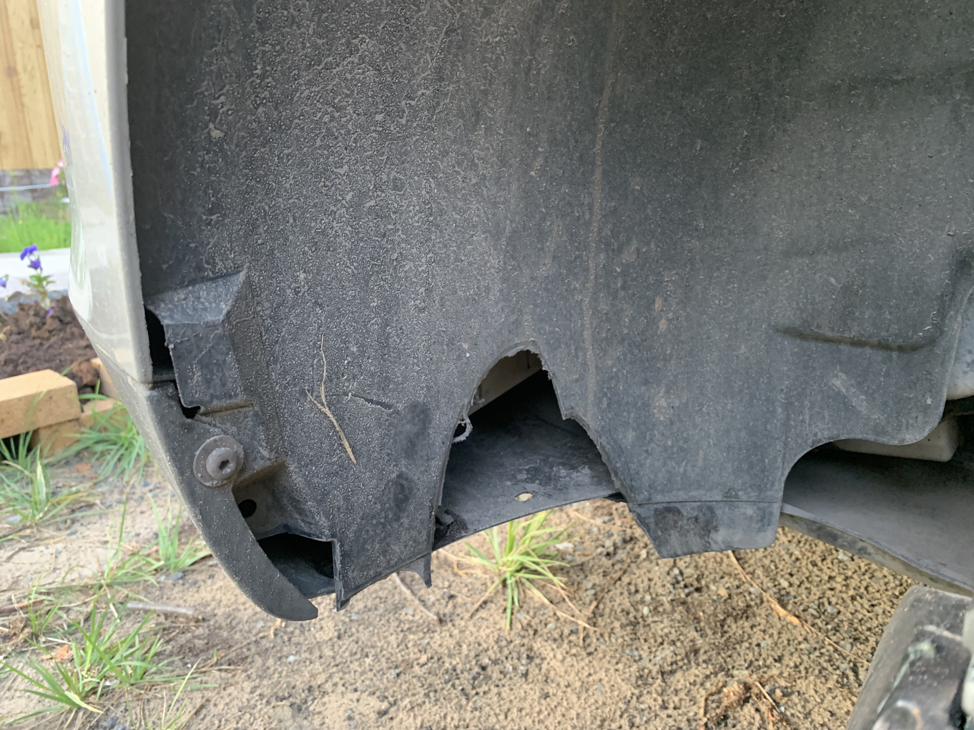 Замена подкрылка. — Ford Focus Sedan II, 1,8 л, 2007 года | своими ...