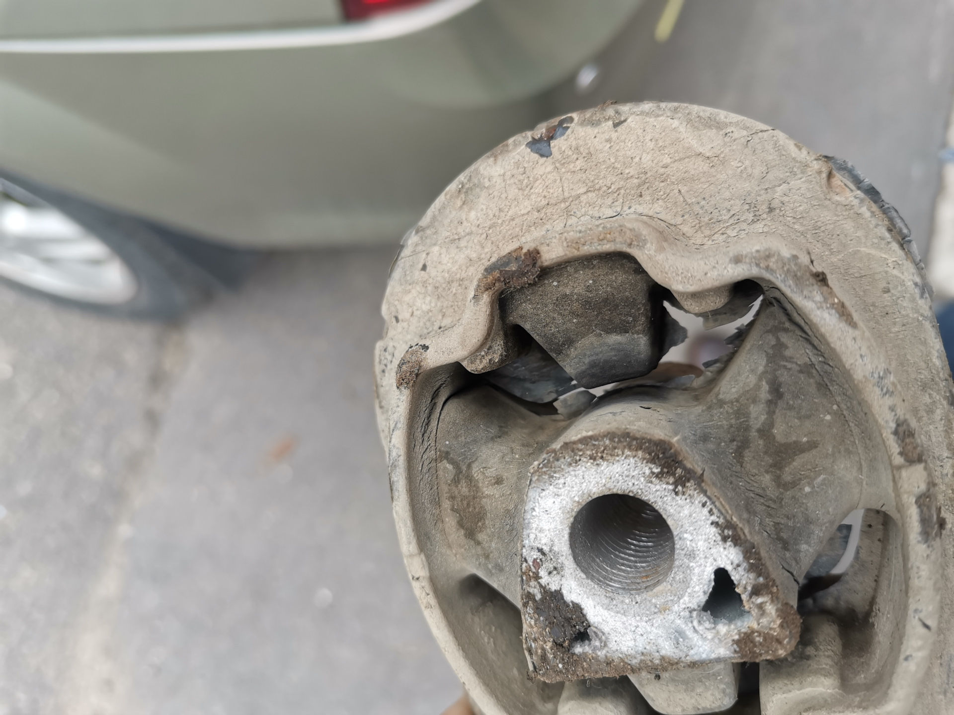 Замена подушек двигателя и заварили пробитый поддон — Renault Logan (1G ...