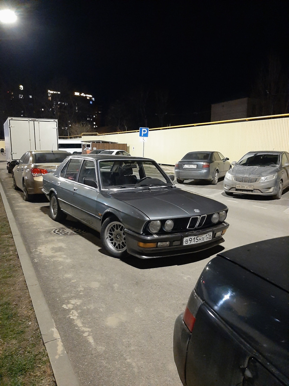 Перенес трос газа, подстаканники, колпаки дисков — BMW 5 series (E28), 3,2 л, 1983 года | своими ...