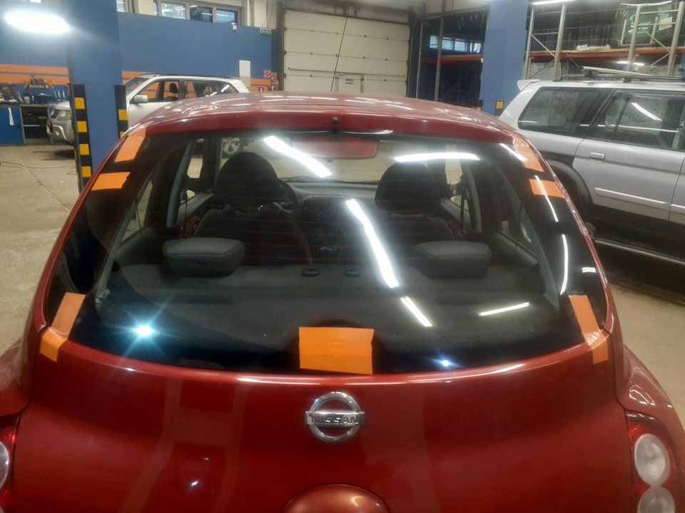 Замена стекла крышки багажника — Nissan Micra (K12), 1,2 л, 2006 года ...