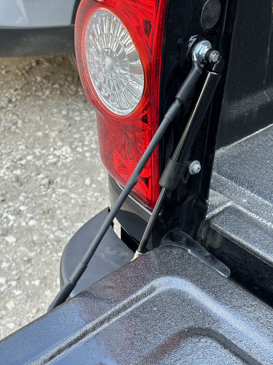 Газовые упоры борта — Sollers ST6, 2 л, 2024 года | аксессуары | DRIVE2