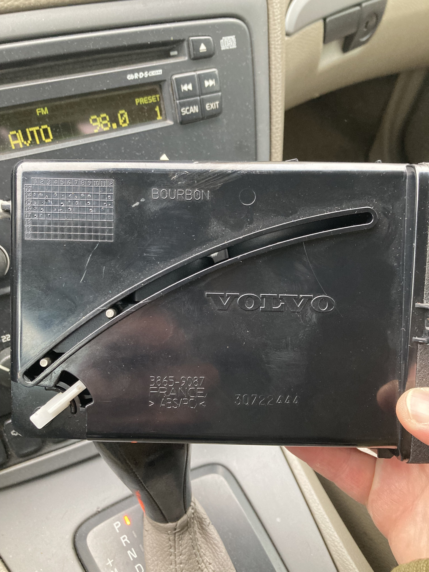 Подстаканник — Volvo V70 II, 2,4 л, 2005 года | аксессуары | DRIVE2