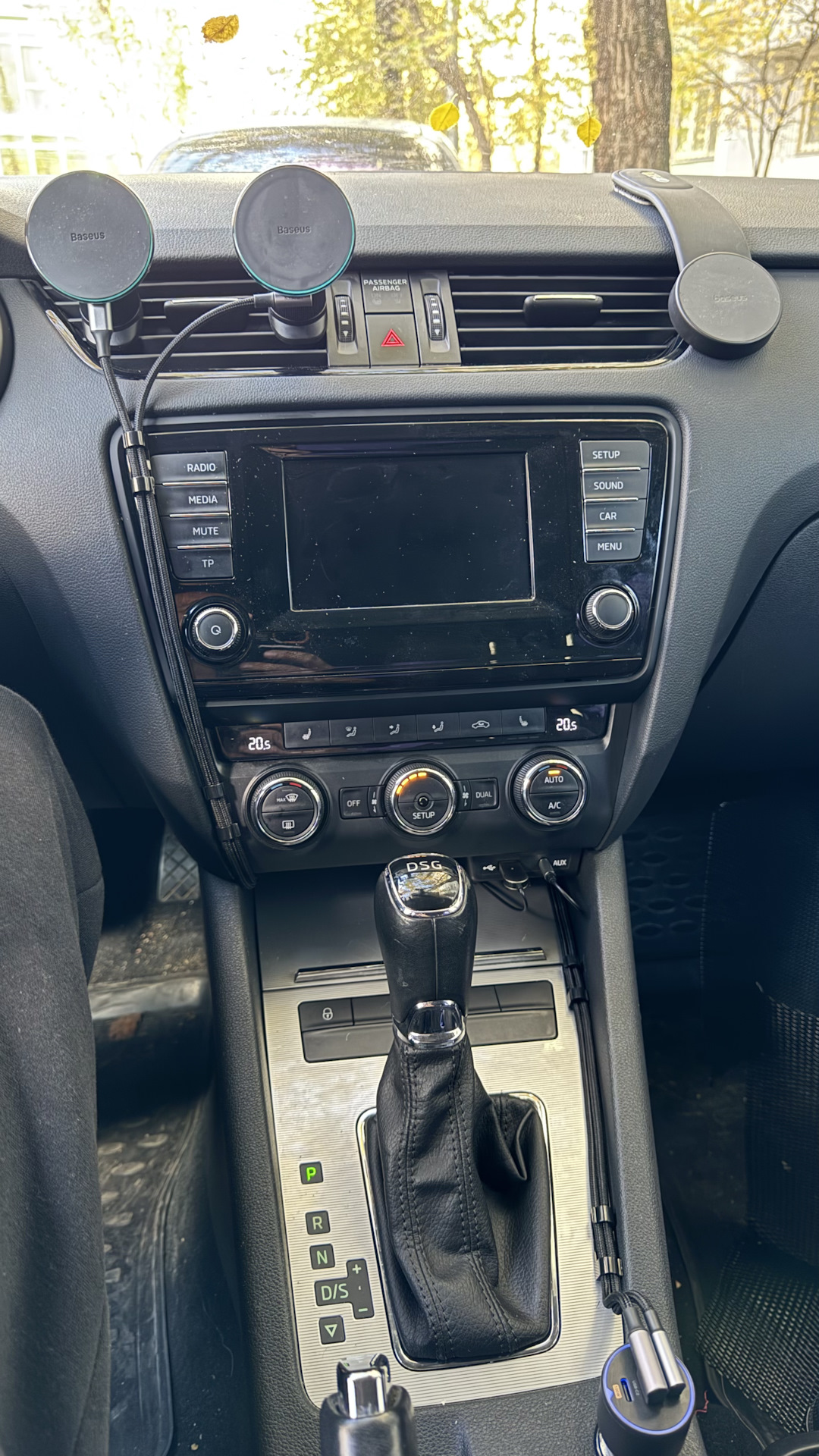 Навел красоту в салоне и поставил две зарядки magsafe — Skoda Octavia ...