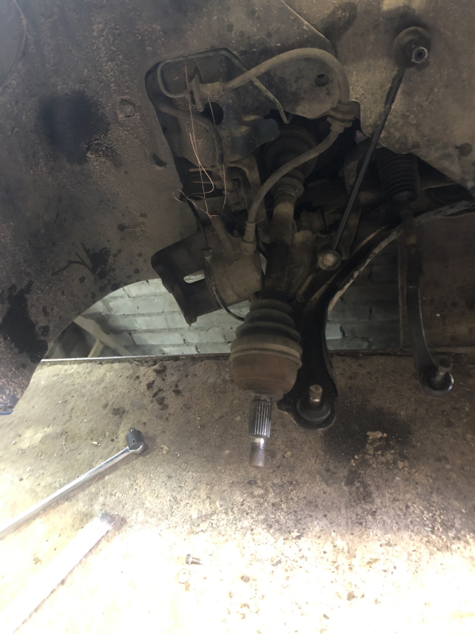 Первый ремонт. Замена передних амортизаторов, переднего правого ...