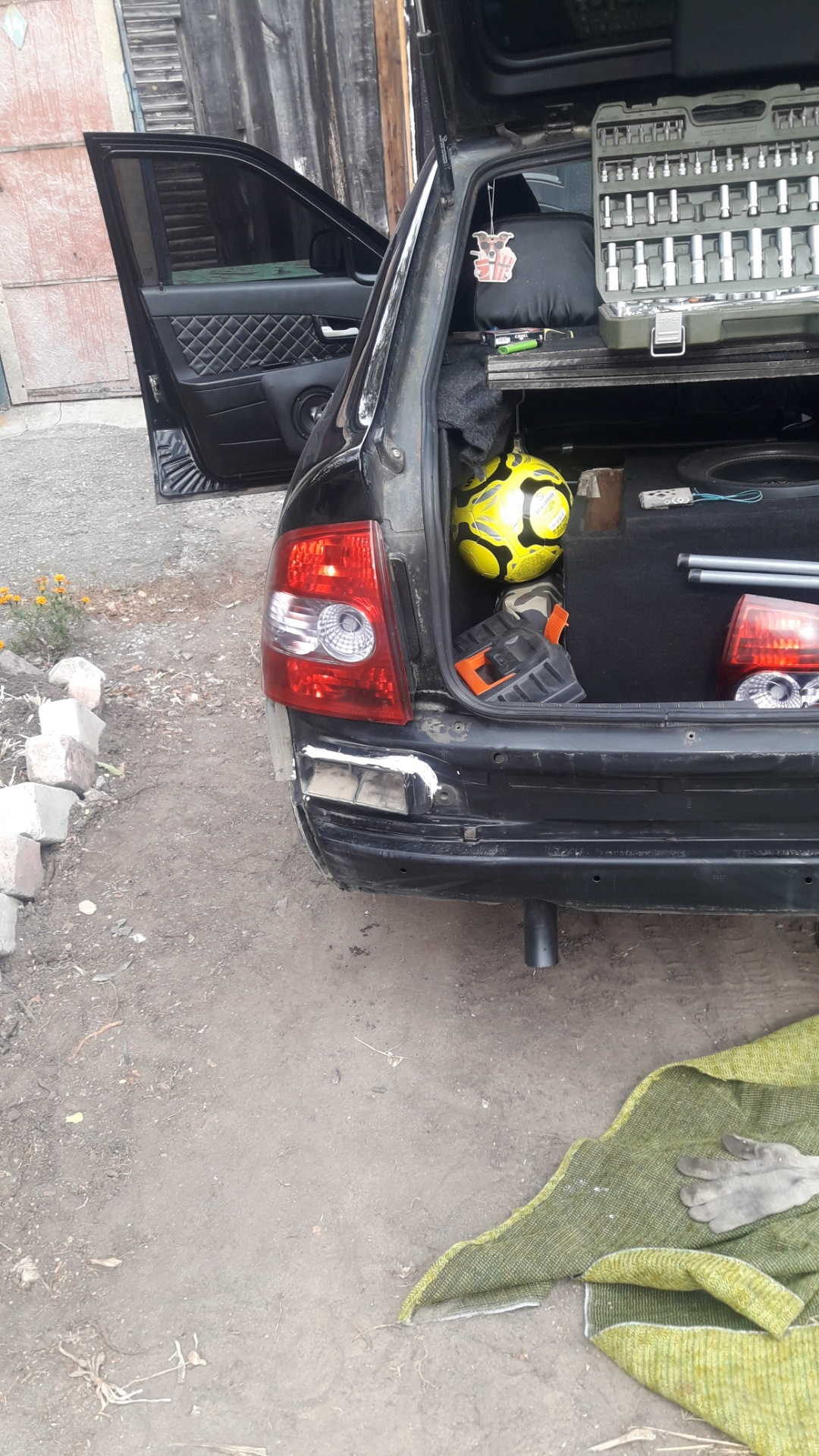 Устранение течи в в карман багажника. — Lada Приора хэтчбек, 1,6 л ...