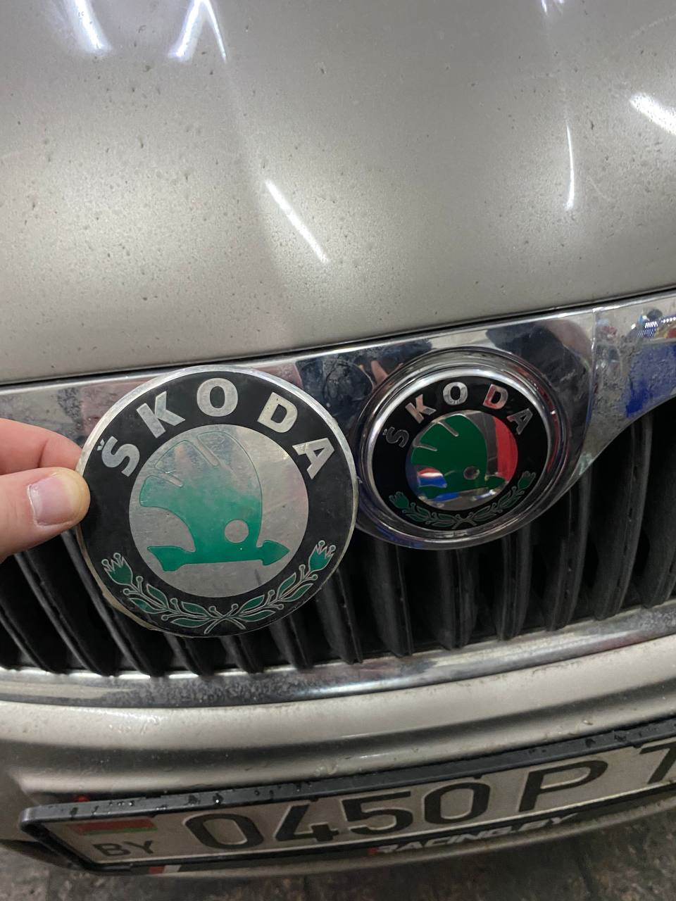 6. Замена фирменного логотипа спереди и сзади — Skoda Fabia Mk2, 1,4 л ...