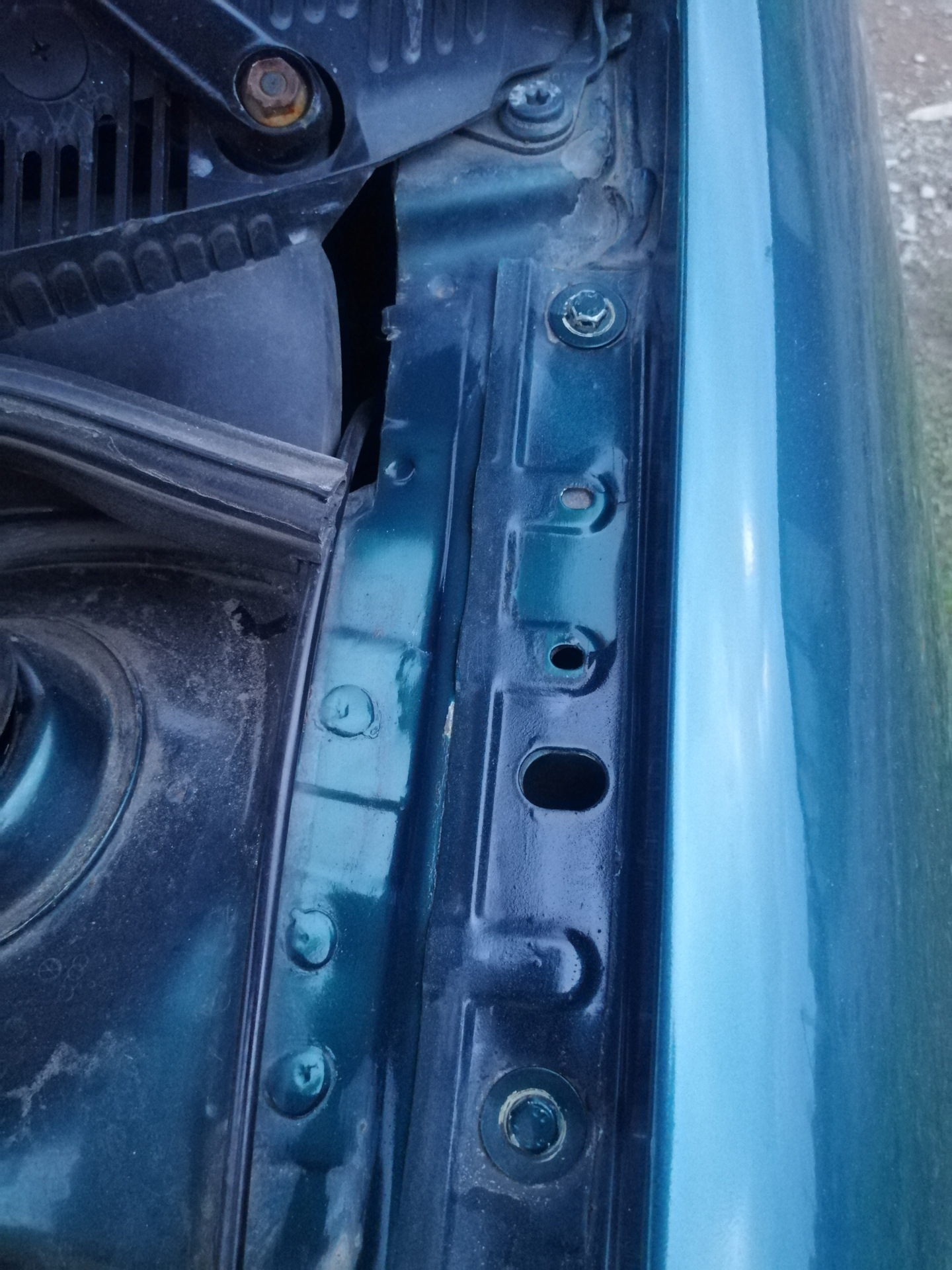 Ограничитель хода капота — Skoda Octavia A4 Mk1, 1,8 л, 1997 года ...