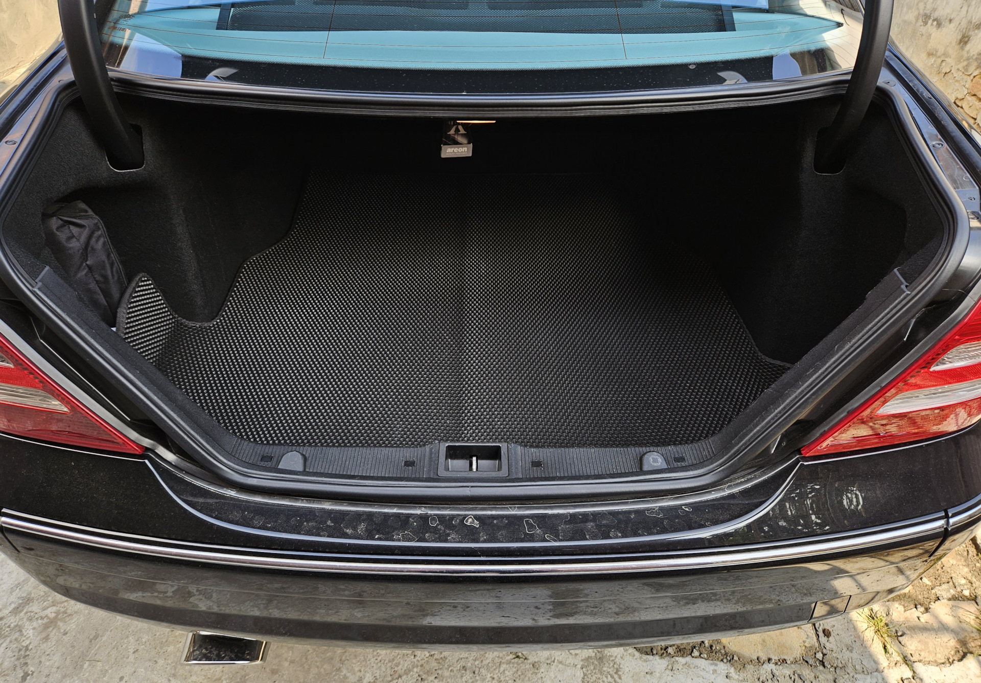 Замена буферов (упоров) багажника, и заднего логотипа. — Mercedes-Benz ...