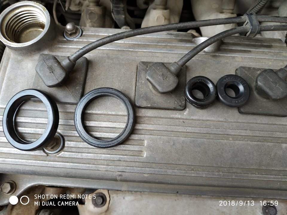 Замена важных уплотнителей на крышке клапанов — Toyota Corolla Spacio ...