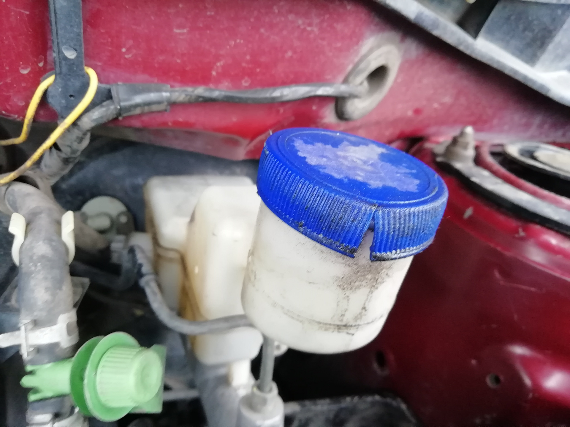 Крышка бачка тормозной жидкости. — Pontiac Vibe (1G), 1,8 л, 2002 года ...