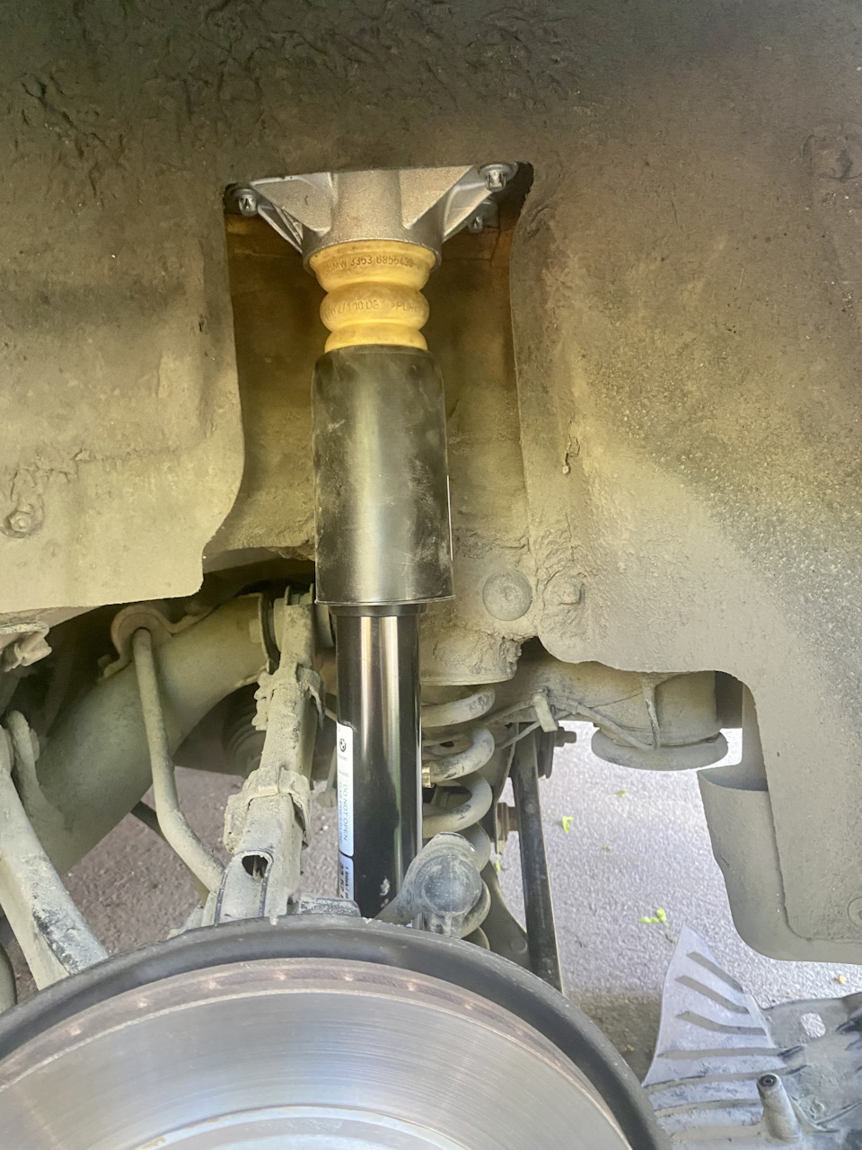 Замена задних амортизаторов — BMW 3 series (F30), 2 л, 2013 года ...