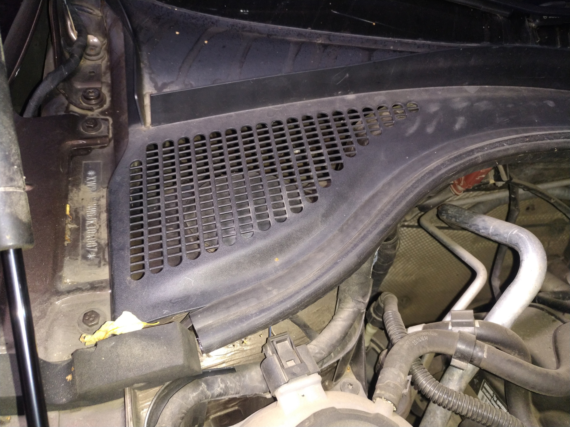 Установка решётки воздухозаборника климатической установки — Skoda ...