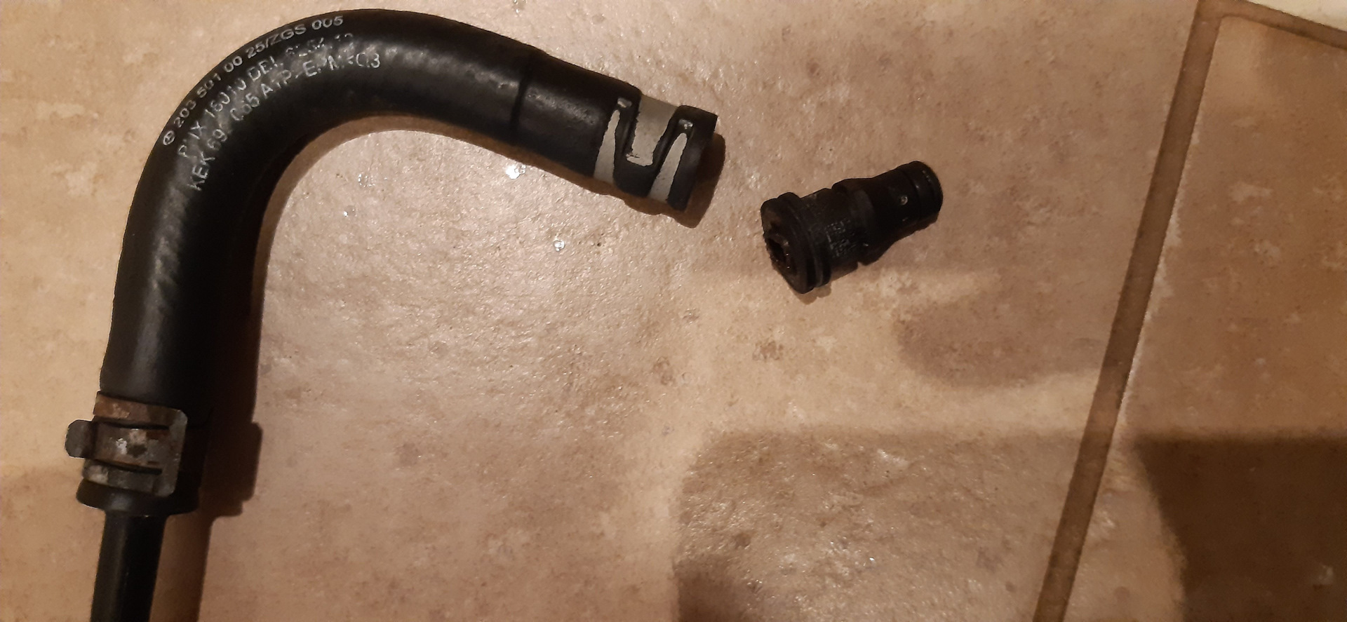 Замена штуцера A 003 997 06 89 шланга вентиляции расширительного бачка ...