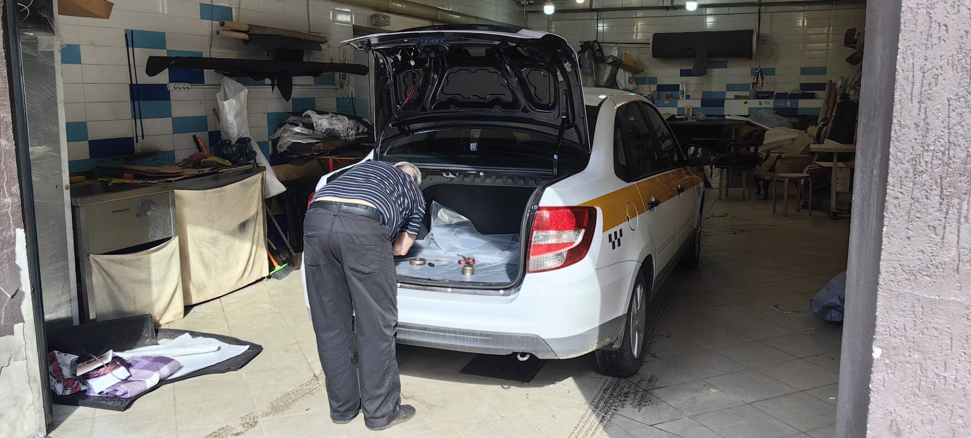 Пошил коврик под багажник — Lada Granta (2G) FL, 1,6 л, 2023 года ...