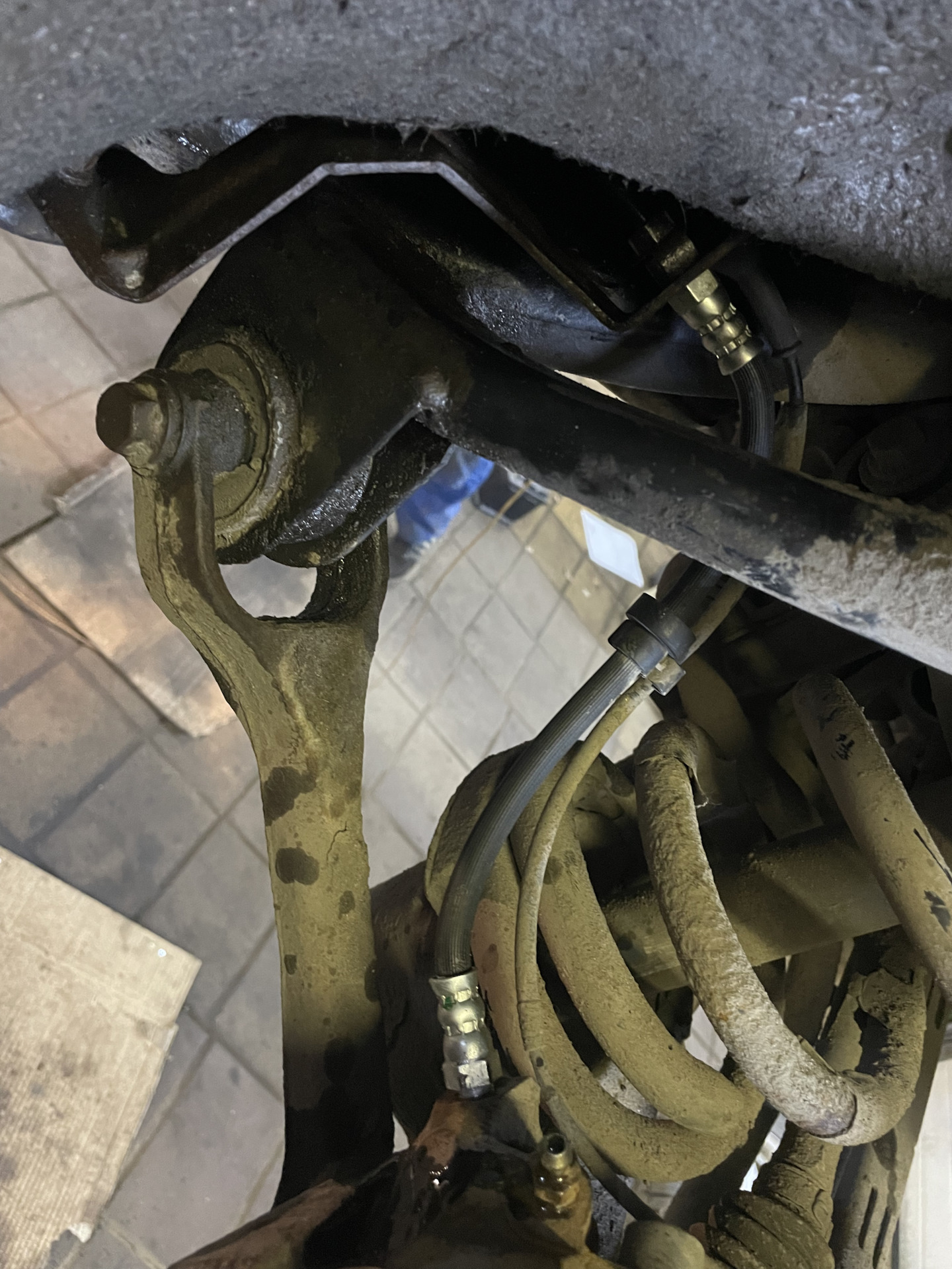 Лопнул шланг тормозной системы — Volvo XC90 (1G), 2,5 л, 2004 года ...