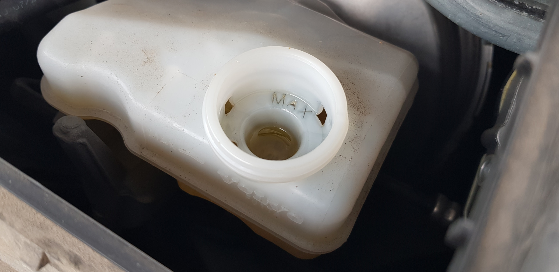 замена тормозных колодок по кругу — Volvo XC60 (2G), 2 л, 2019 года ...