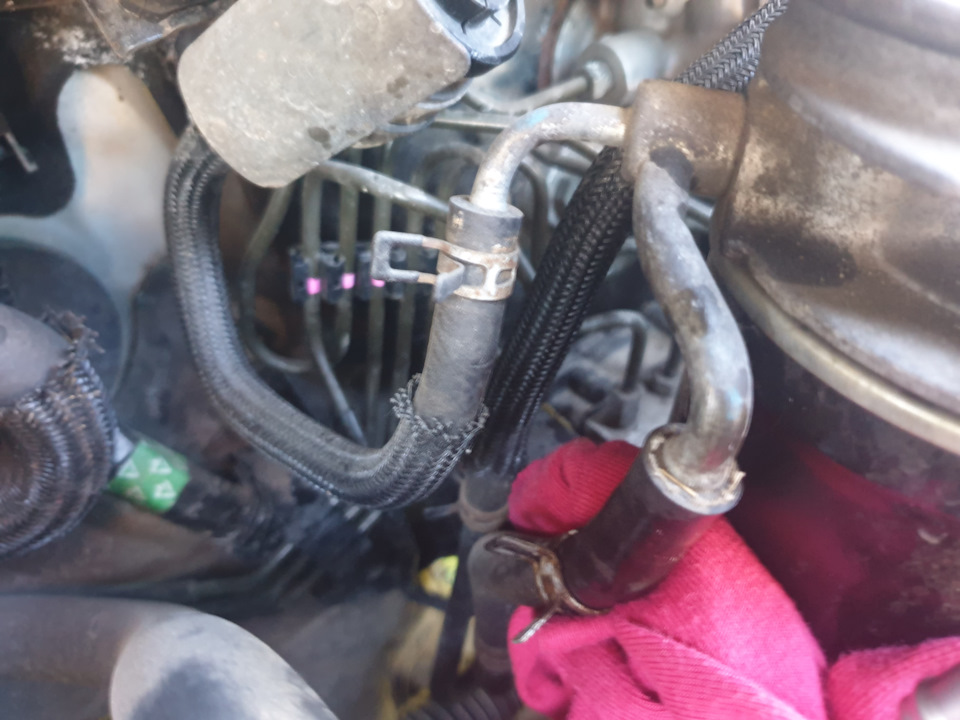 Замена топливного фильтра — Toyota Corolla (140/150), 1,4 л, 2008 года ...