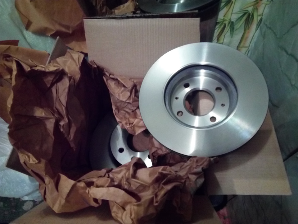 Замена передних тормозных дисков и колодок — Hyundai Solaris Hatchback ...