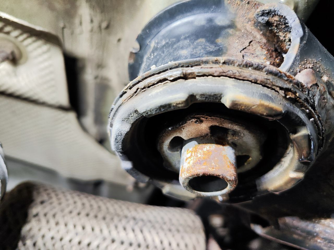 Замена сайлентблоков подрамника — Cadillac SRX (2G), 3 л, 2014 года ...