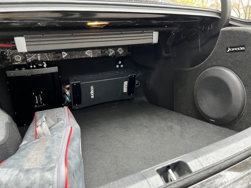 10' саб Hertz ML 2500.3 Legend — Toyota Camry (XV70), 3,5 л, 2019 года ...