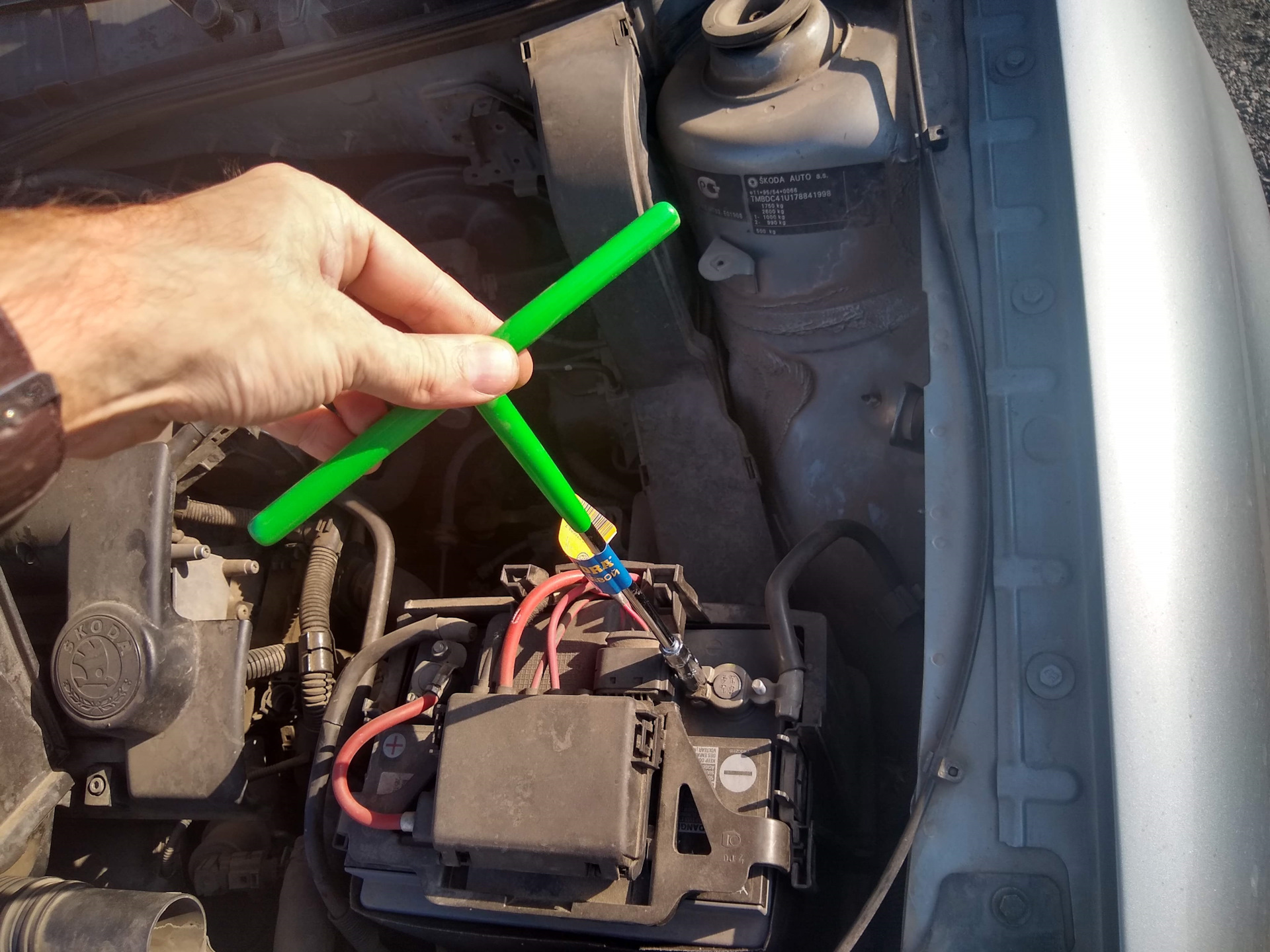 болт аккума на 10 и ключ для него — Skoda Octavia A4 Mk1, 1,4 л, 2006 ...