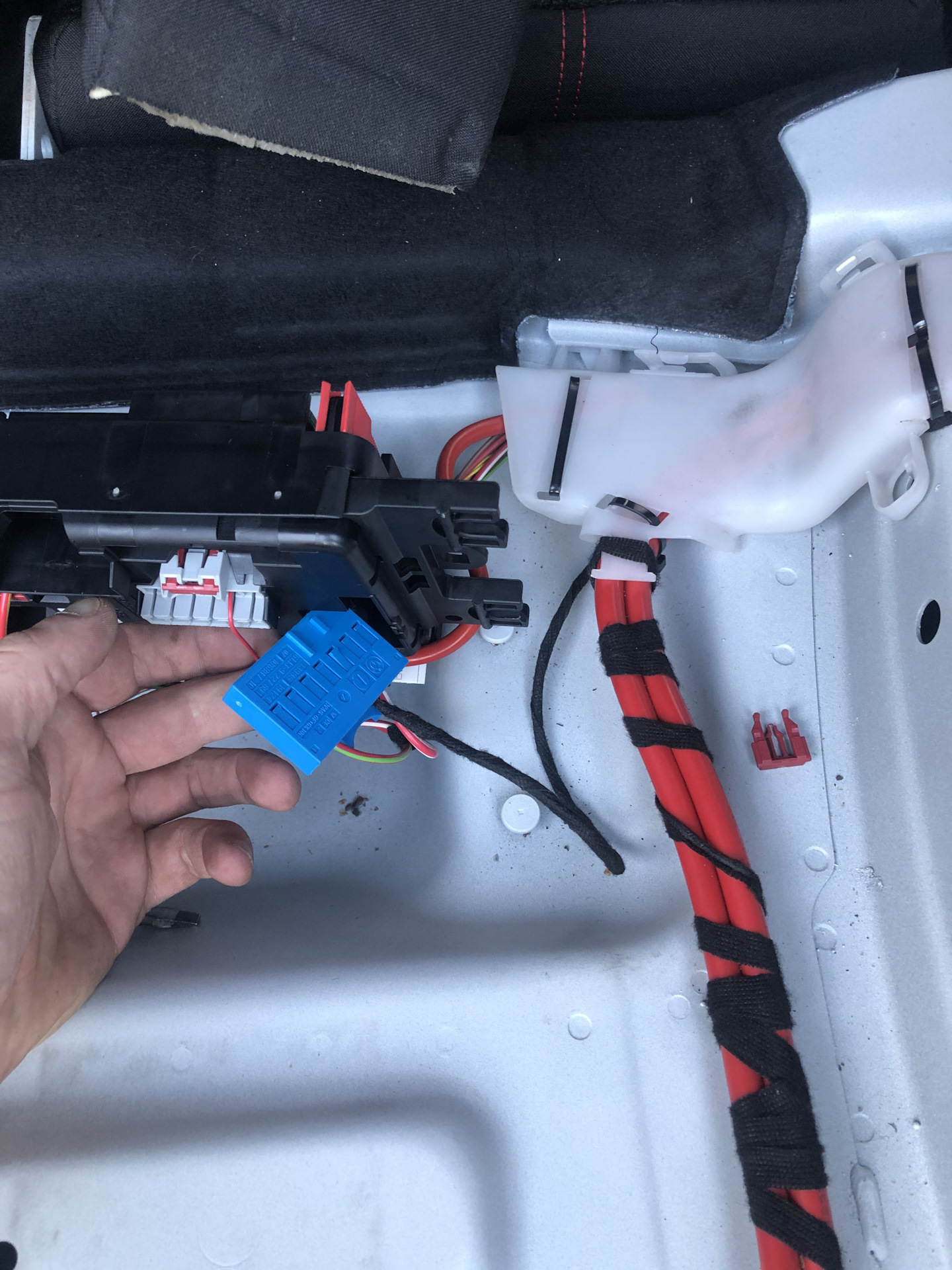 Розетка прикуривателя в багажник — BMW 1 series (F20), 1,6 л, 2013 года ...