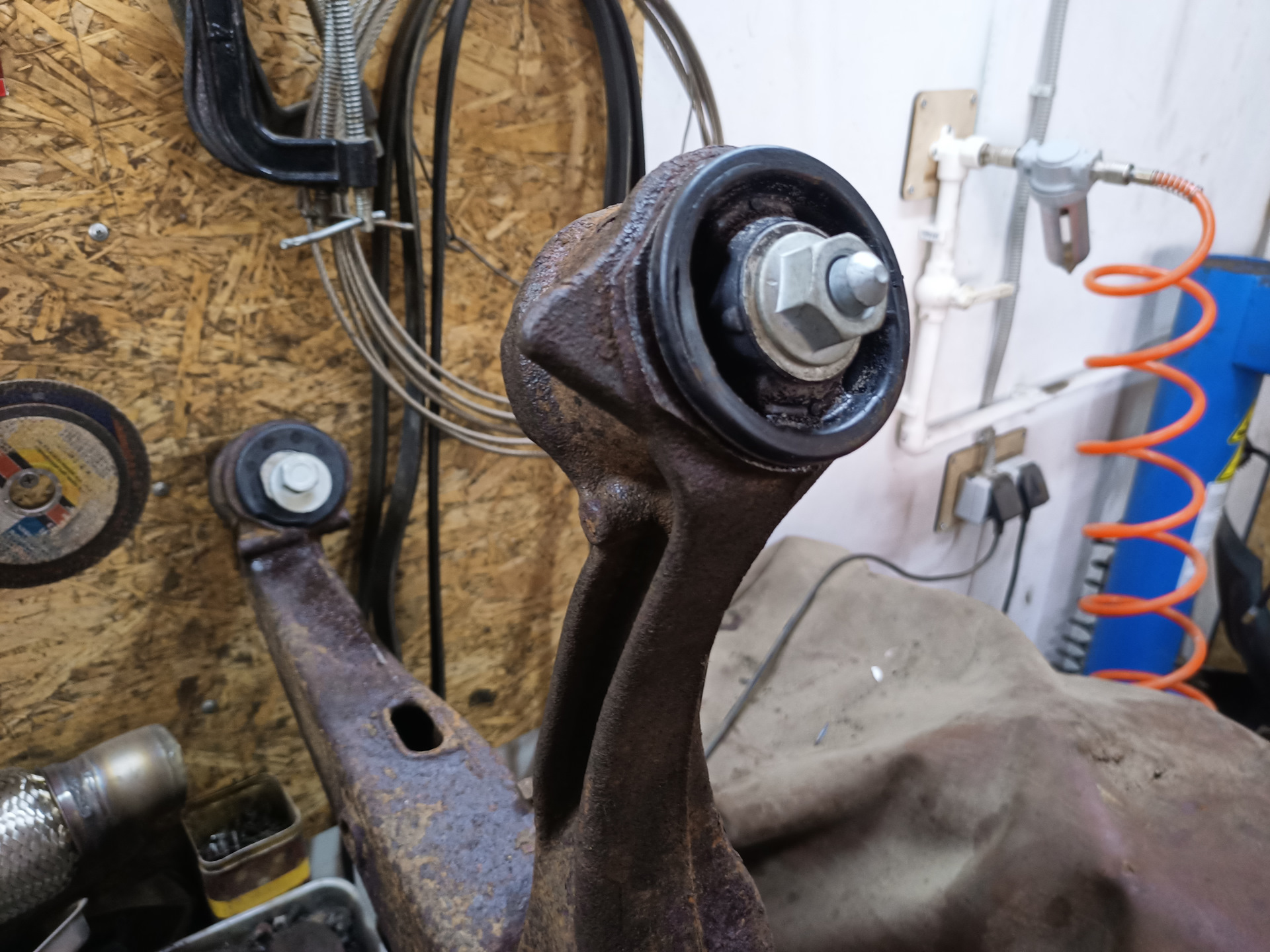 #18: Замена левого заднего рычага — Volkswagen Multivan (T5), 2,5 л ...