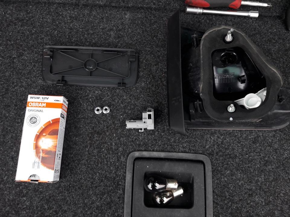 Замена ламп наружного освещения — Volkswagen Tiguan (1G), 2 л, 2009 ...