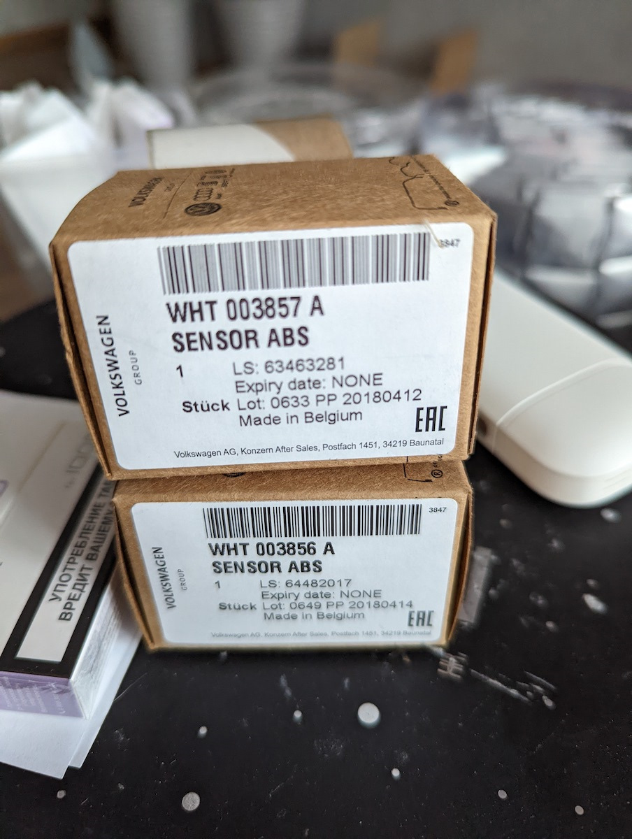 WHT003856A Датчик ABS передний+задний правый / AUDI A-3, Q3, Q7 SKODA ...