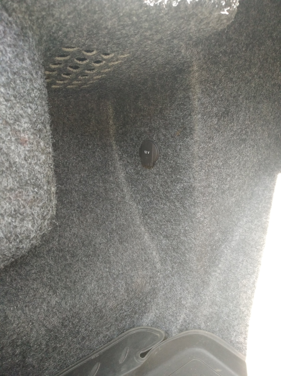 Розетка в багажник 🔌 — Volkswagen Polo Sedan, 1,6 л, 2012 года | своими ...