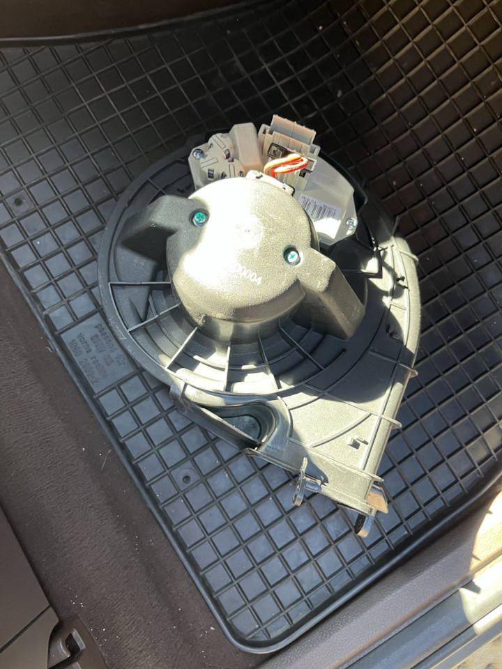 вентилятор печки на BMW E70 на BMW X5 (E70). Б/у | 3 500 ₽ в городе ...