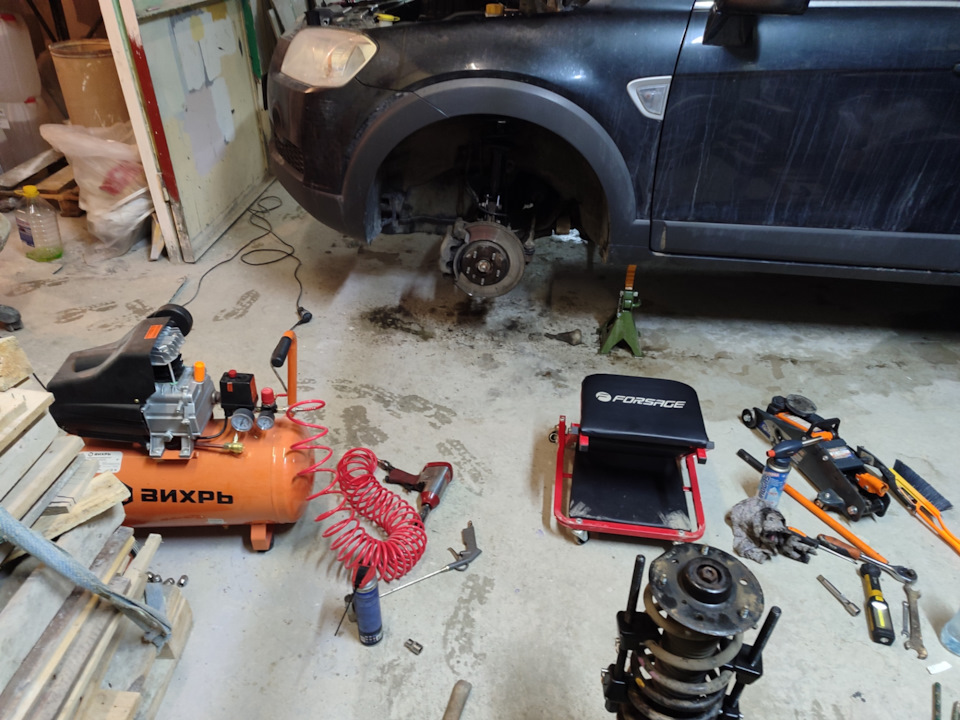 Замена передних амортизаторов — Chevrolet Captiva (1G), 2,4 л, 2010 ...