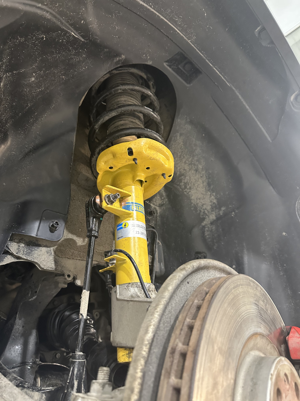 Стойки и амортизаторы на Geely Tugella от BILSTEIN-B6 — Geely Tugella ...