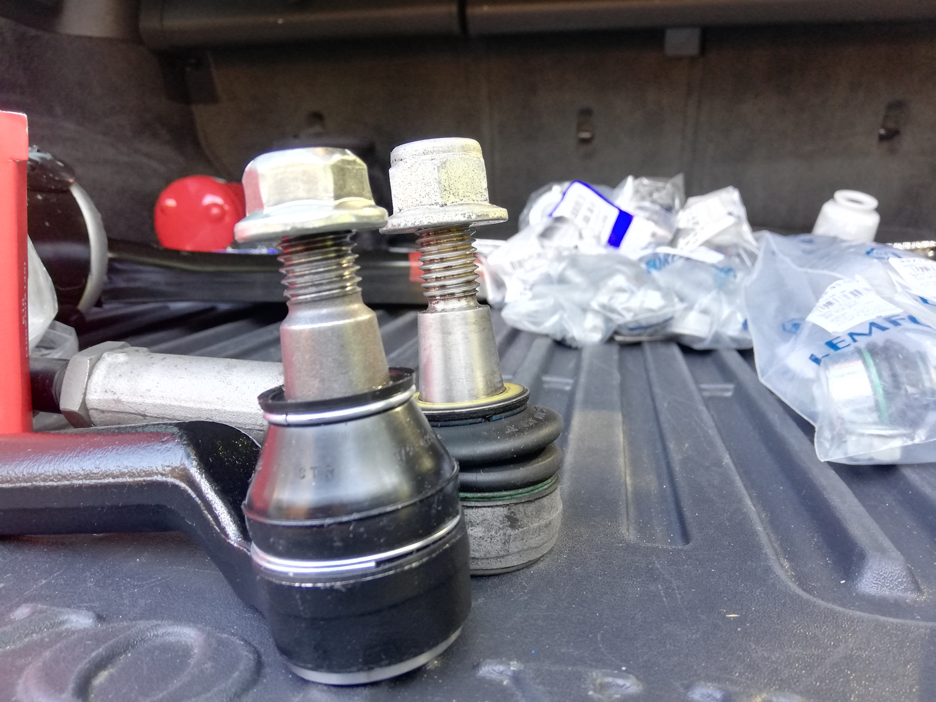 Замена элементов передней и задней подвески Volvo XC70 2008 года ...