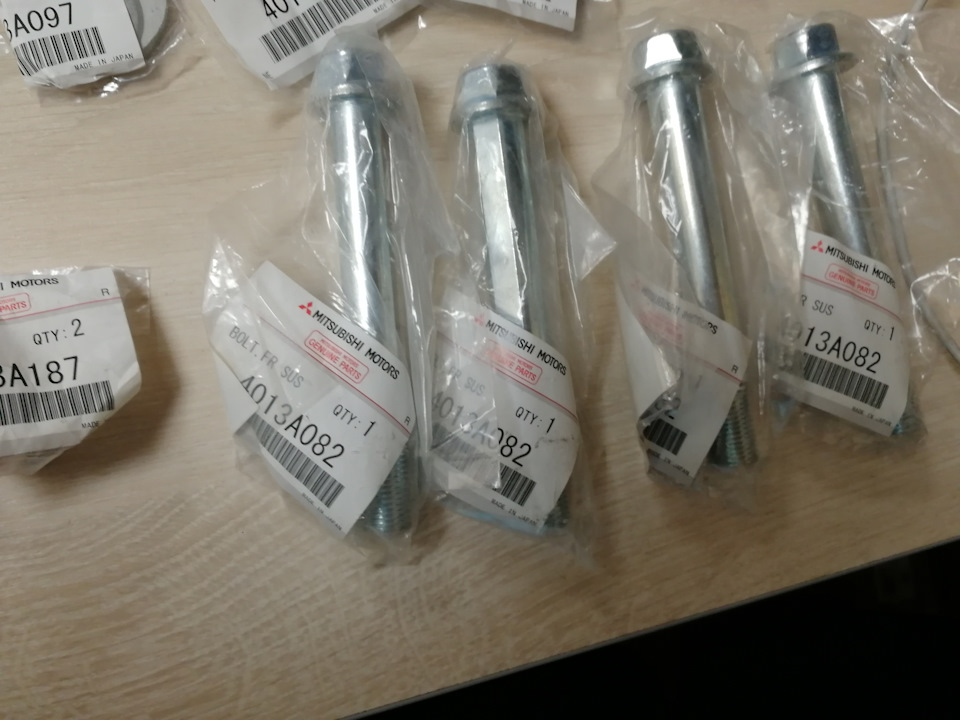 4013A082 БОЛТ НИЖНЕГО РЫЧАГА ПЕРЕДНЕЙ ПОДВЕСКИ V78W V98W Mitsubishi ...